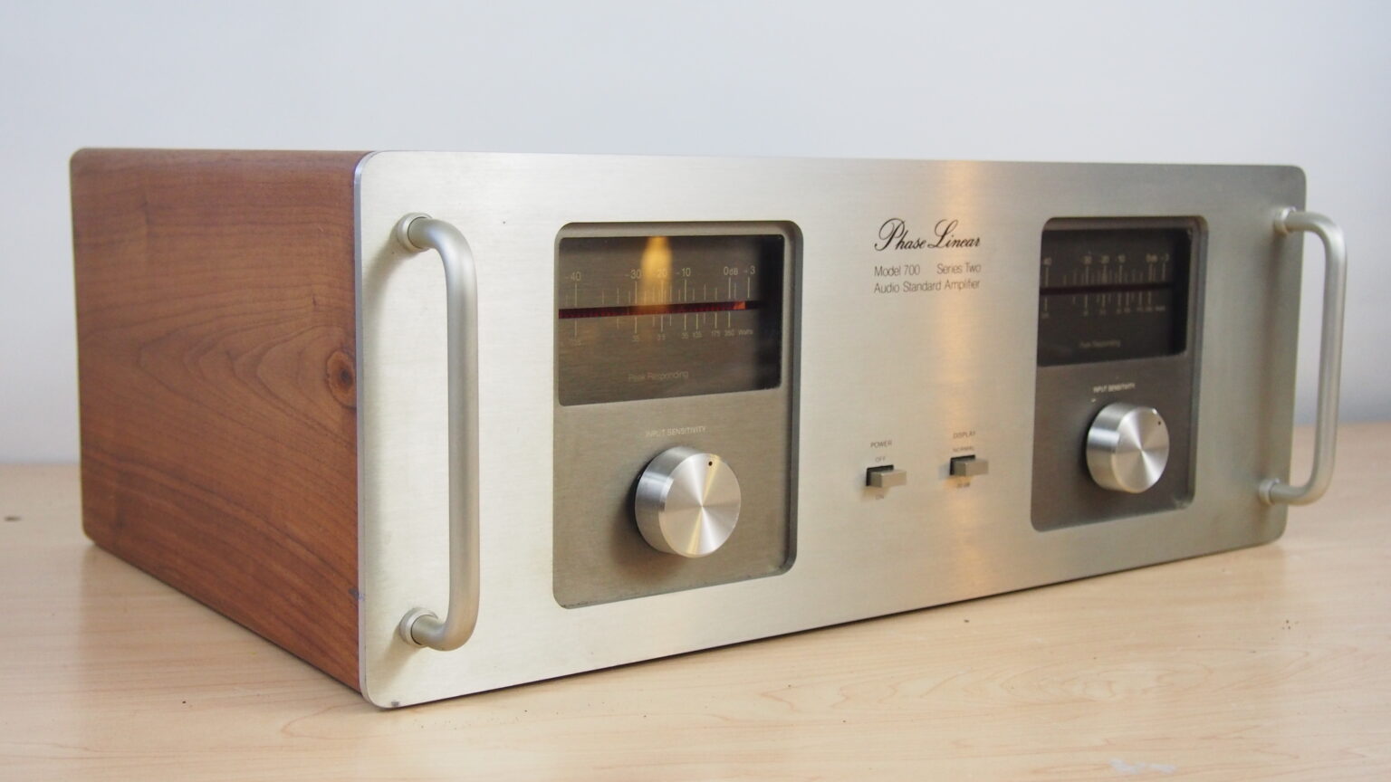 Phase Linear 700 Power Amplifier - Hi-Fi Hall of Fame